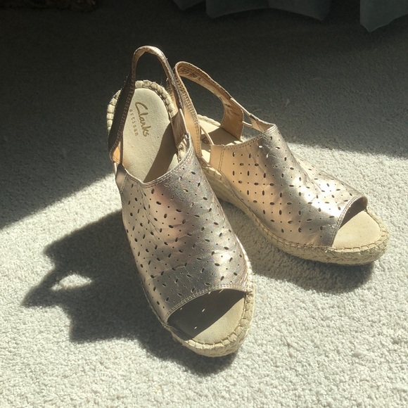 Clarks | Shoes | Clarks Unstructureds Petrina Gayle Shimmery Gold ...